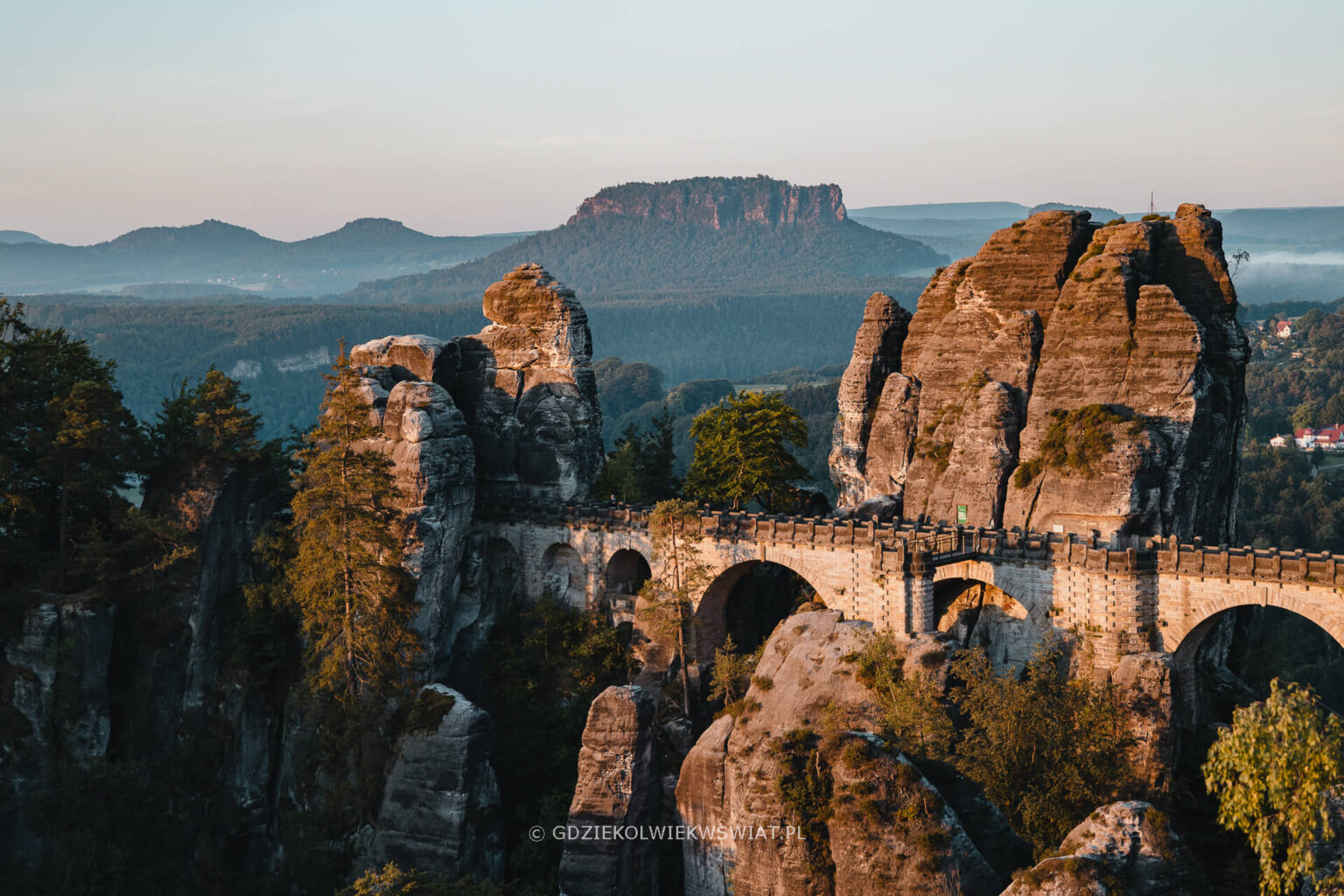 Most Bastei - najsłynniejsza atrakcja Szwajcarii Saksońskiej